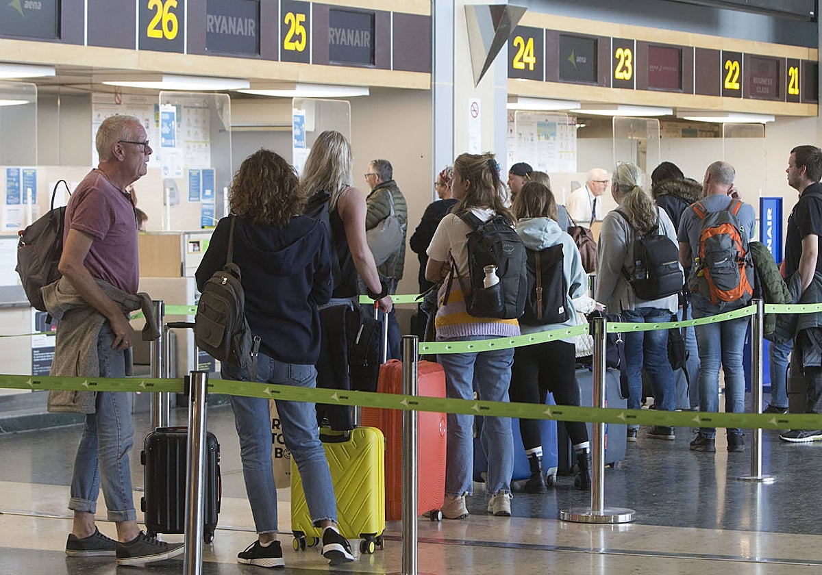 El aeropuerto de Valencia supera por primera vez el millón de pasajeros en un mes | Las Provincias